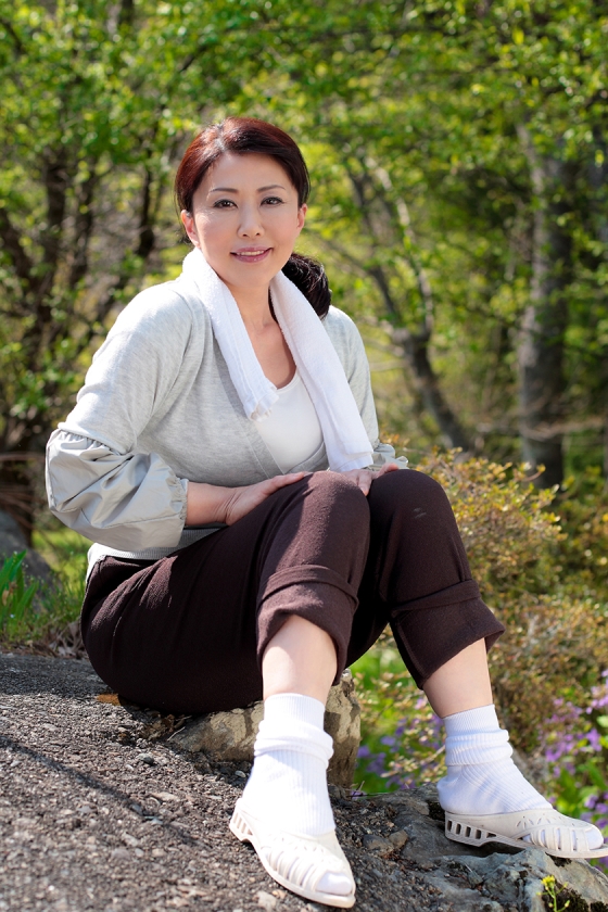 可愛すぎるおばさん3 何気ない仕草や笑顔が愛くるしくて抱きしめたい思わず「いいね!」をポチりまくりたくなる五十路熟女 12人4時間」:エロ動画