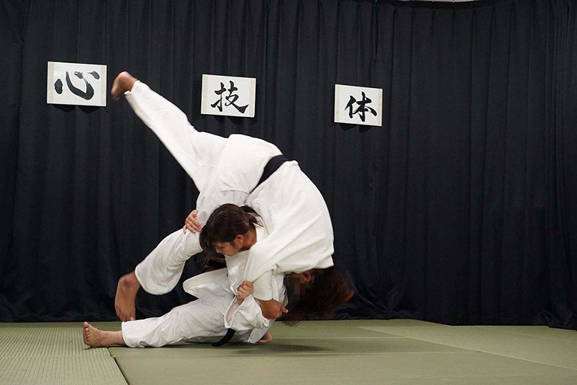 池田凪紗が出演する「ギャルママ柔道家 県大会優勝の実力で負けたら の5本試合に殴り込み！100キロ豚を一本背負いで投げ散らす！ 池田凪紗（本物 ...